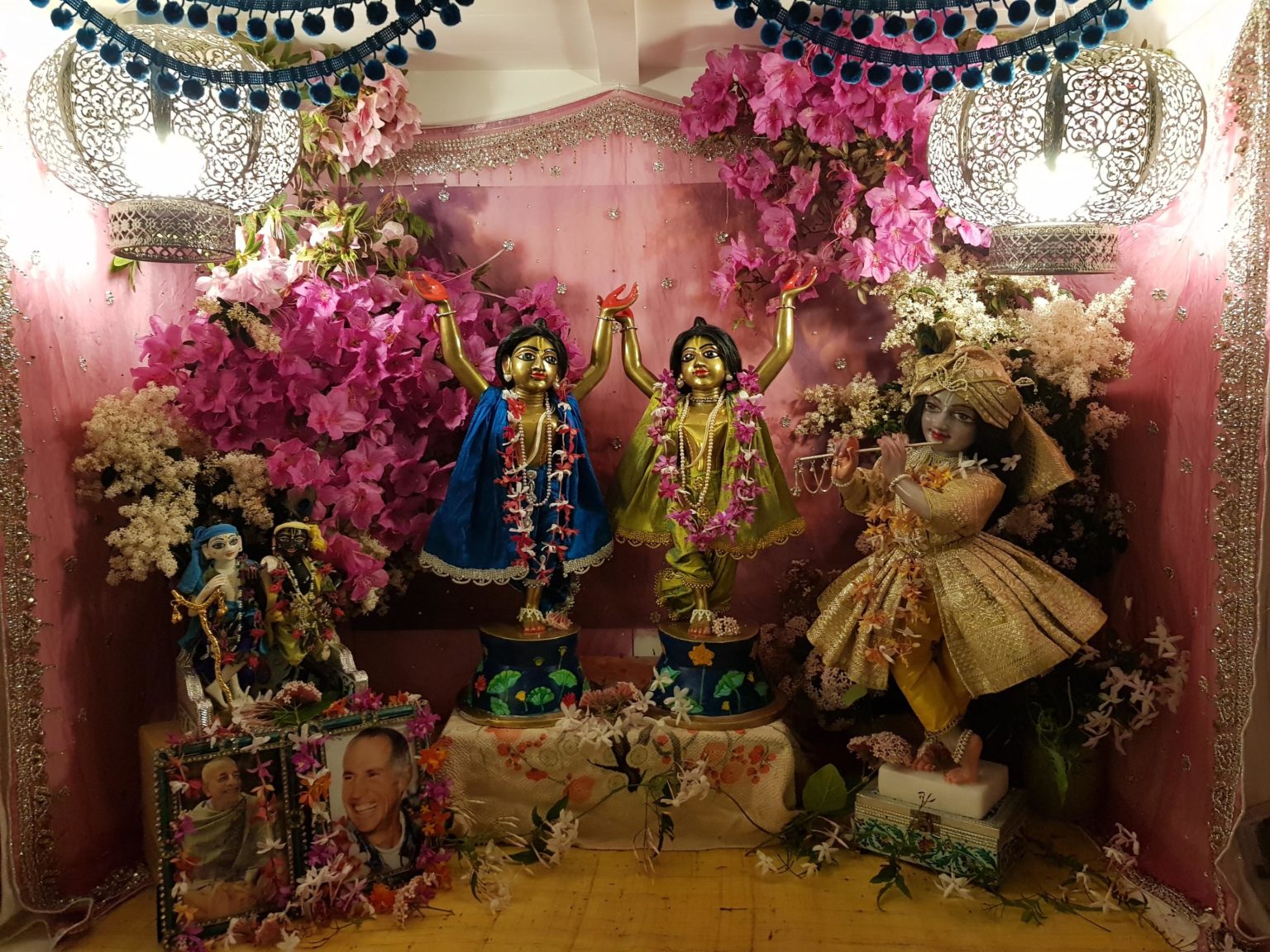 10 Amazing Flower Garlands You Never Thought of Making - Remember Krishna